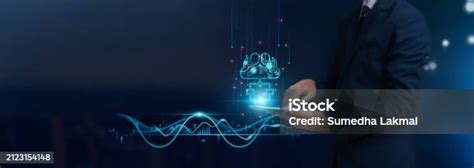 알고리즘 혁신적인 개념 사업가는 알고리즘 아이콘 글로벌 네트워킹 데이터 분석 최적화 디지털 기술에서 스마트 솔루션 개발에 태블릿을 사용합니다 아웃소싱에 대한 스톡 사진 및