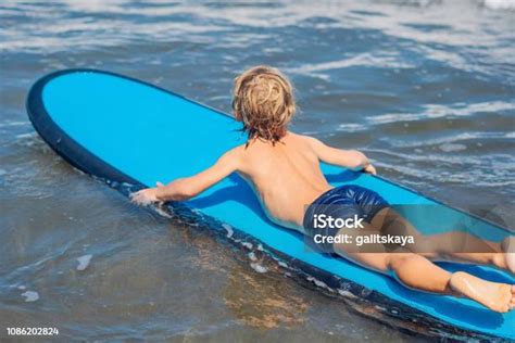 해피 아기젊은 서퍼 바다 파도에 재미 있는 서핑 보드에 타고 활동적인 가족 생활 아이 야외 물 스포츠 레슨 및 서핑 캠프에서 수영 활동 아이 함께 여름 휴가 금발 머리에