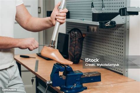 작업장에서 책상에 있는 동안 인공 사지를 확인하고 조정하고 품질을 확인하는 기술자 맞춤형에 대한 스톡 사진 및 기타 이미지 맞춤형 보철 장비 Stem 주제 Istock
