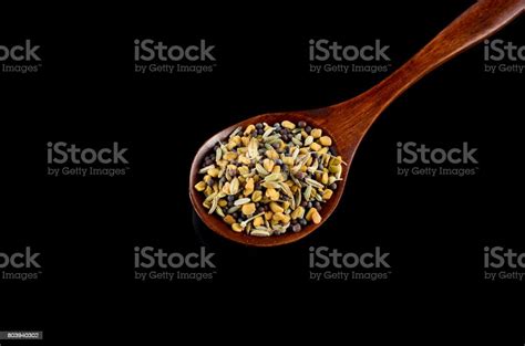 검은 배경 위에 나무로 되는 숟가락에 혼합된 호로 파의 향신료 건강한 식생활에 대한 스톡 사진 및 기타 이미지 건강한 식생활 건조한 마늘 Istock
