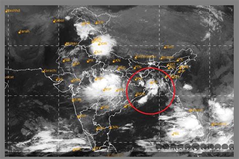 Kolkata Weather Update নিম্নচাপ শক্তি বাড়িয়ে পরিণত গভীর নিম্নচাপ