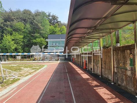 학교 운동장 그늘 차양막 시골 사진 이미지 일러스트 캘리그라피 Nrobostory작가