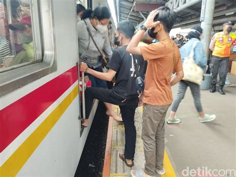 Celah Peron Sejumlah Stasiun Krl Terlalu Lebar Para Anker Pun Mengeluh