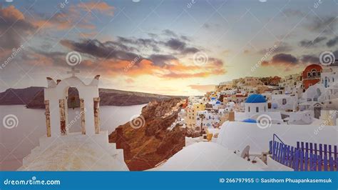 La Famosa Escena Del Cielo De La Puesta De Sol En Oia Town En La Isla