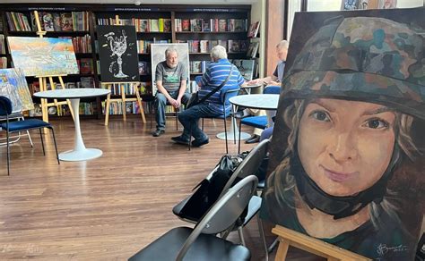 У столичній книгарні відкрилася благодійна виставка про мир і війну Вечірній Київ