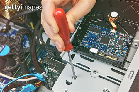 Inside System Unit Of Computer Hdd Is Fixed With Screw 이미지 1320563228 게티이미지뱅크