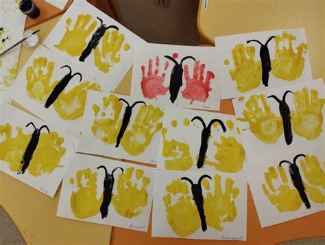 Нетрадиционная техника рисования ладошками Бабочка В младшей группе №3 Воспитатель