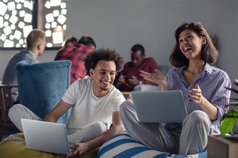 비즈니스 시작 기술 및 사람들 개념사무실에서 노트북 및 태블릿 Pc 컴퓨터와 함께 행복 한 국제 크리에이 티브 팀 개념에 대한 스톡 사진 및 기타 이미지 Istock