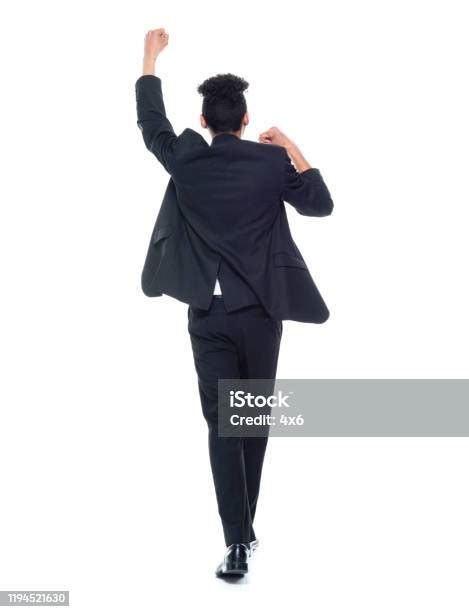 2029세 성인 잘생긴 사람키가 큰 사람 곱슬머리 아프리카 민족아프리카계 민족젊은 남자 사업가비즈니스 맨 워킹 맨트 워킹 비즈니스 캐주얼스마트 캐주얼의 전체 길이1인후면