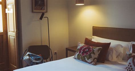 파란색 이불이 있는 침대 사진 Unsplash의 무료 침실 이미지