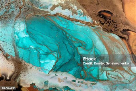 녹색 금색 추상적인 배경은 종이에 대리석 액체 잉크 예술 그림입니다 종이 질감에 원본 작품 수채화 알코올 잉크 페인트의 이미지 갈색에 대한 스톡 사진 및 기타 이미지