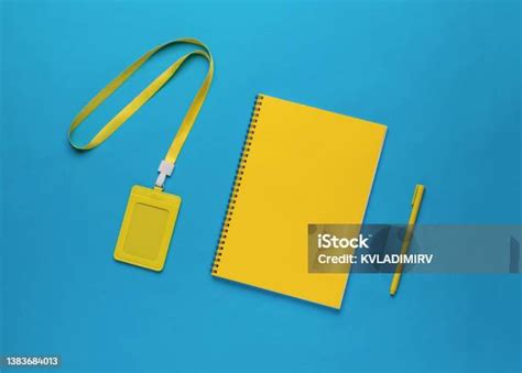 노란색 배지 노란색 노트북 파란색 배경의 노란색 펜 이름 배지입니다 플랫 레이 0명에 대한 스톡 사진 및 기타 이미지 0명 가는 끈 개념 Istock