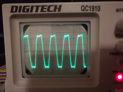 Why Does This Comparator Exhibit Non Binary Behaviour Electrical