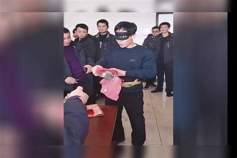 每名矿工必须会带自救器,30秒之内完成,不会操作的不可以下井 每名矿工必须会带自救器,30秒之内完成,不会操作的不可以下井