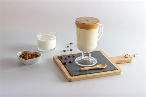 차가운 달고나 커피 흰색 배경에 유리 컵에 인스턴트 커피 설탕 우유로 만든 트렌드 한국 음료 0명에 대한 스톡 사진 및 기타 이미지 Istock