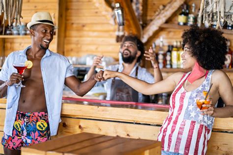 전염병의 시대에 여름 바에서 주먹 범프 칵테일을 준비하는 바텐더 바에 대한 스톡 사진 및 기타 이미지 바 바텐더 해변 Istock