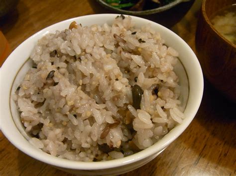 100504夕飯 玄米？まぜて炊くのを妻が実家からもらってきたので食べてみた。 おいしいね、こりゃ。 Masashi Yanagiya