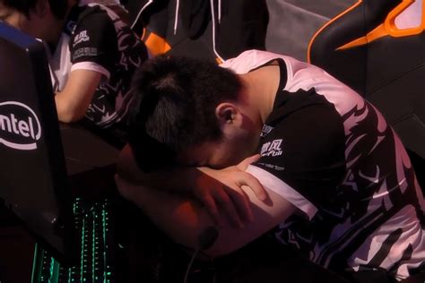 PGIOMG夺冠4AM反向吃鸡韦神赛后的一幕引粉丝泪目