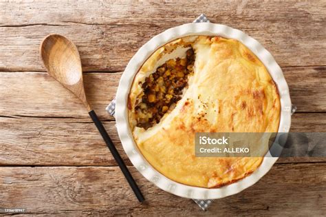 갈은 쇠고기 옥수수 으깬 감자를 베이킹 접시에 가까이서 곁들인 캐나다파테 치노이스 파이 수평 상단 보기 파테에 대한 스톡 사진 및 기타 이미지 Istock