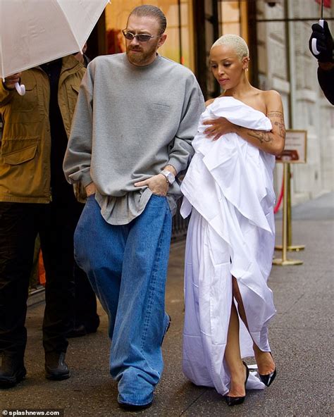 What In The Bath And Beyond Is Going On Doja Cat Walks The Streets In