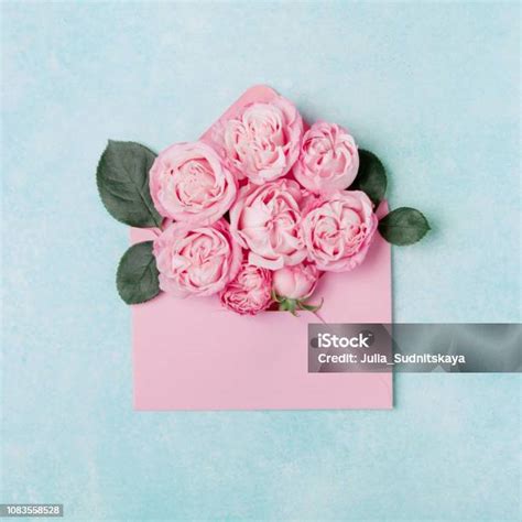 파란색 배경에 봉투에 아름 다운 장미 꽃 여자 또는 어머니 날에 대 한 인사말 카드입니다 3월에 대한 스톡 사진 및 기타 이미지 Istock