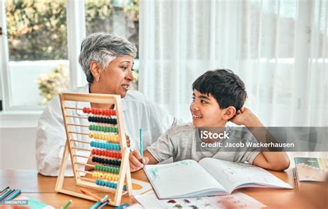 할머니 도움 어린이 주판 학습 및 교육과 지식이 있는 가정에서 가정 공부 노인 여성 소년 그리고 수업 프로젝트를 위해 글을 쓰는 아이와 함께 노인을 가르치고 있다 2명에