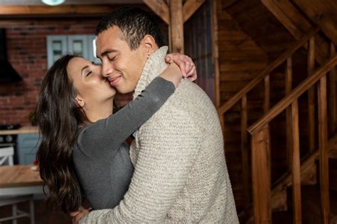 Adorable Joven Pareja Enamorada Foto Gratis