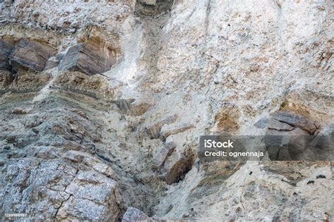 석고의 추출을 위해 채석장에서 지구의 모래 석고 절단 침식 후 모래 점토 석고 석영 및 석고 광석의 퇴적물과 다른 토양 층의 산 질감 0명에 대한 스톡 사진 및 기타 이미지