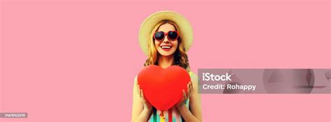 여름 밀짚 모자 분홍색 배경에 선글라스 광고 텍스트를 위한 빈 복사 공간을 입고 즐거운 시간을 보내는 큰 빨간 하트 모양의