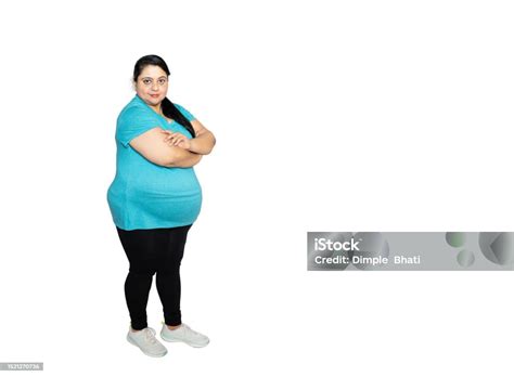 과체중 뚱뚱한 인도 여성이 흰색 배경 스튜디오 초상화 위에 고립되어 서 있는 팔짱을 끼고 서 있다 플러스 사이즈 여성 라이프