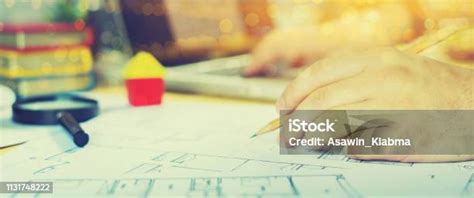 청사진에 대 한 작업을 설계자 건축가 작업 환경건축 프로젝트 청사진 눈금자 계산기 노트북 및 분배기 나침반 건설 개념입니다 엔지니어링 툴 선택적 초점 가정 생활에 대한 스톡