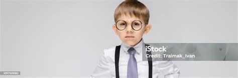 매력적인 소년 흰 셔츠 벨트 넥타이 가벼운 청바지에 회색 배경에 서 있다 안경 소년 Fashion Show에 대한 스톡 사진 및 기타 이미지 Fashion Show