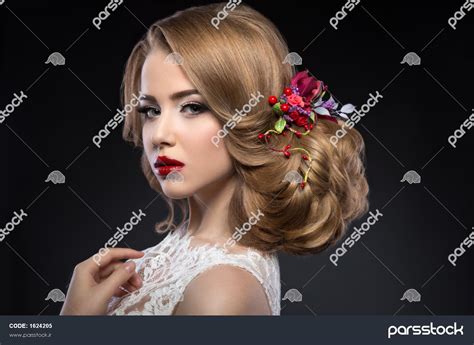 دختر بلوند زیبا در تصویر عروس با گل های بنفش روی سرش صورت زیبایی 1624205