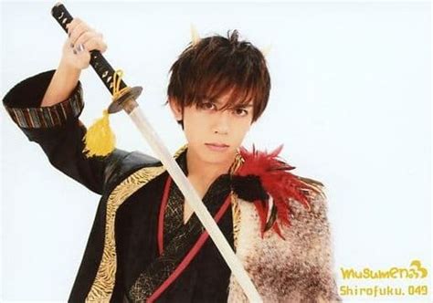 駿河屋 049 ： むすめん。白服鬼dan衣装・ロゴ入り「musumen。」公式生写真（男性生写真）