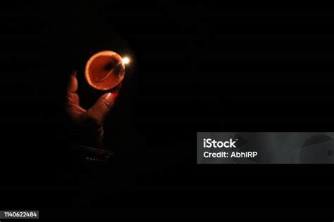 디 왈 리 축 하 하는 동안 일치 스틱 조명 디 야 램프를 들고 손이미지 0명에 대한 스톡 사진 및 기타 이미지 0명 10월 가을 Istock