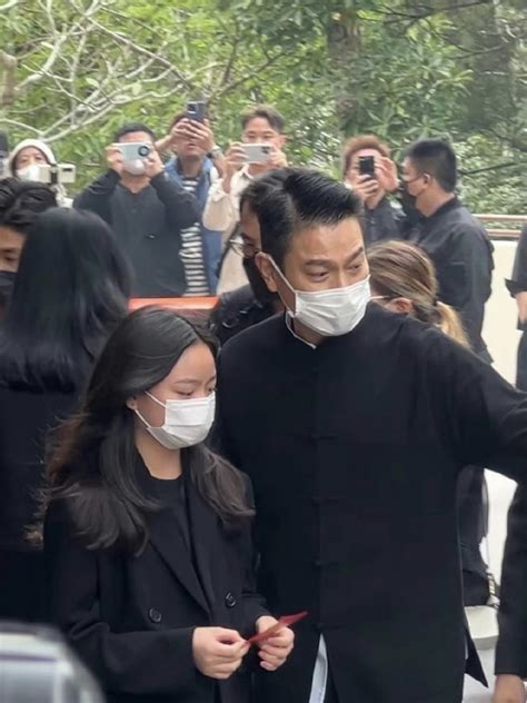 劉德華慟別亡父！捧遺照步入火化場 神情哀戚跨火盆 自由娛樂
