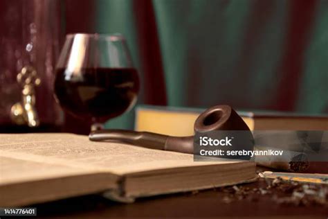 가게에서 흡연 파이프 담배 책 및 브랜디가있는 어두운 색조의 이미지 우아에 대한 스톡 사진 및 기타 이미지 우아 0명