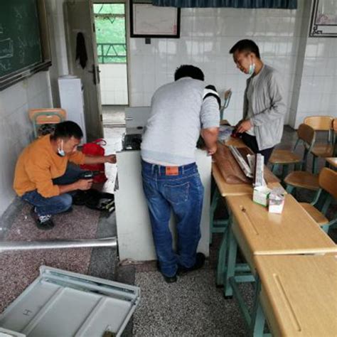 兵马未动 粮草先行 学校信息化处开展开学前多媒体设备检查维护工作云南省昆明市盘龙区新迎中学新迎中学