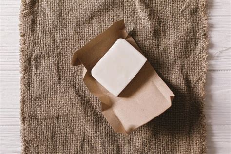 에코 천연 코코넛 비누 플랫은 소박한 배경 지속 가능한 라이프스타일 개념에 놓여 있습니다 제로 폐기물 플라스틱 무료 품목은 플라스틱 오염 재사용을 중지하고 재활용 쓰레기를