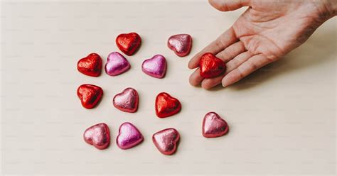 하트 모양의 사탕에 손을 뻗는 손 사진 Unsplash의 발렌타인 이미지
