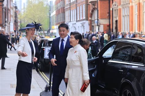 Ерөнхийлөгч У Хүрэлсүх гэргийн хамт гуравдугаар Чарльзийг хаан сэнтийд залах төрийн ёслолд