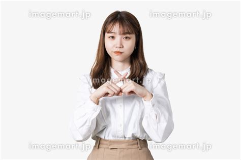 指でバツのポーズをする若い日本人ビジネスウーマン （女性 人物）の写真素材 [222219431] イメージマート