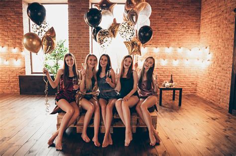 전체 길이 바디 크기 사진 축제 5 아름다운 생일 그녀 그녀의 숙녀 짧은 잠옷 앉아 침대 린넨 시트 Clink 듣기 토스트 반짝이 풍선 수면 의상 친구 낮 밤 결혼 방 실내