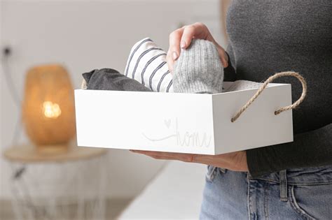 따뜻한 의류 품목 기부 및 자선 개념 가정 생활 조직 및 정리 정돈이 담긴 나무 상자를 들고 있는 여성 정리하기에 대한 스톡 사진 및 기타 이미지 Istock