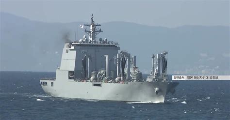 한국 7년 만에 日 관함식 참가 욱일기 경례 논란