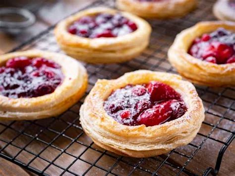 Ватрушки с ягодами из слоеного теста — рецепт с фото пошагово