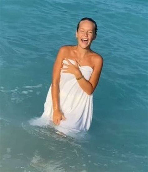 Difunde el vídeo del momento en el que su novia se quedó sin bikini en el mar por su culpa