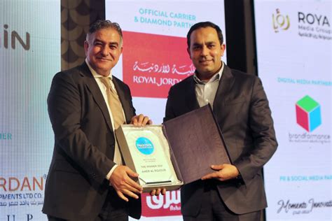 الاعلامي عامر الرجوب يفوز بجائزة مدار الساعة