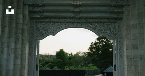 시계가 달린 흰색 아치형 통로 사진 Unsplash의 무료 발리 섬 이미지