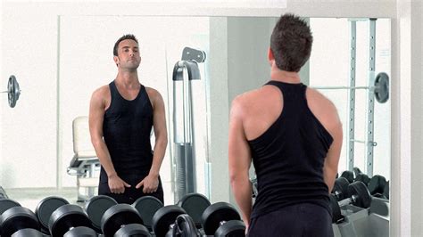 شاب يسجل بنادي كمال أجسام ليمارس رياضة النظر إلى نفسه بالمرآة